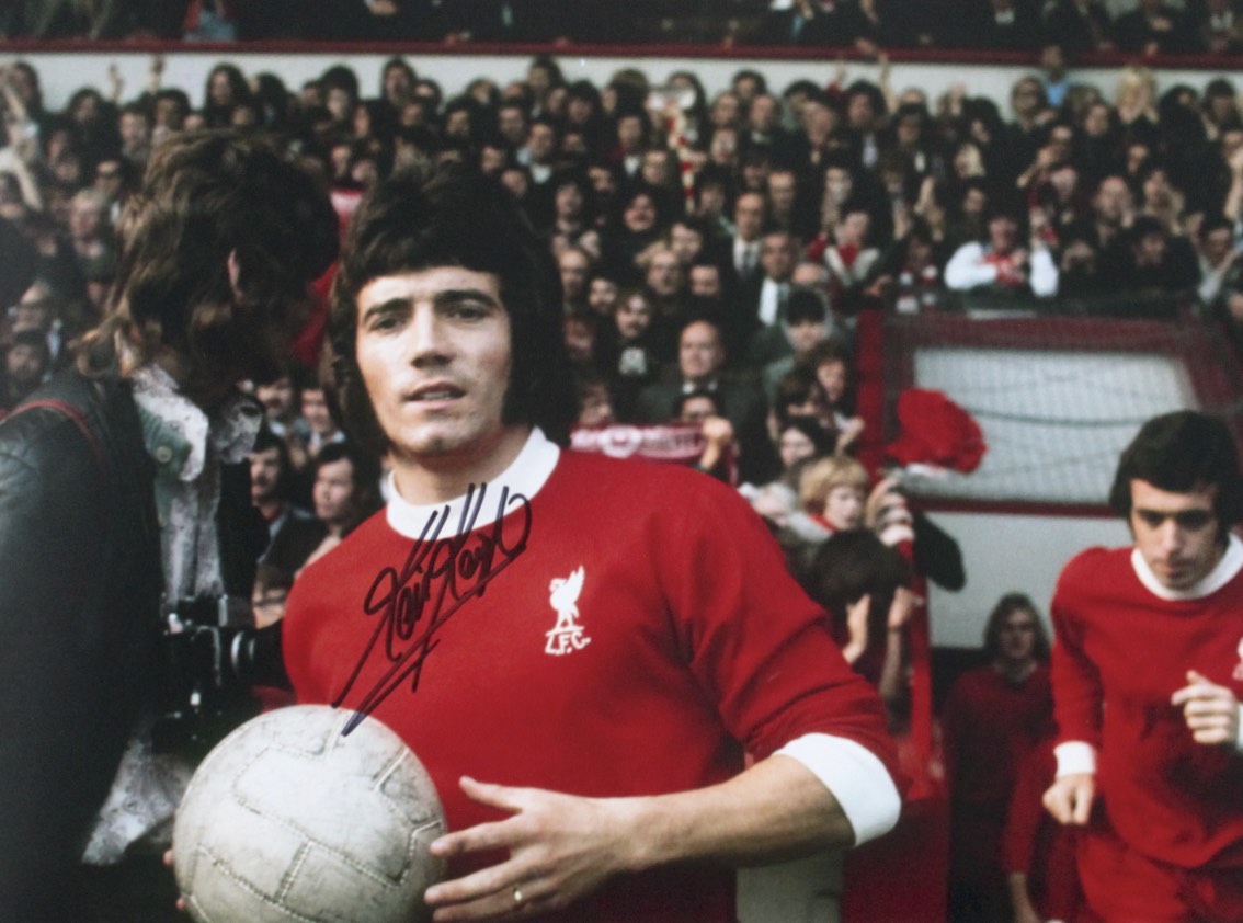 KEVIN KEEGAN PERSONALLY SIGNED PHOTO - ANFIELD DEBUT